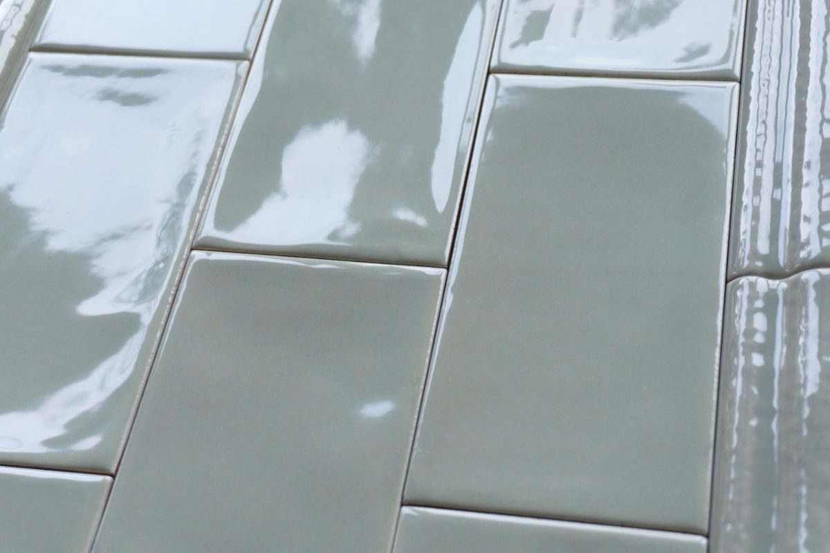 Metro Fliese grau-grün gewellt 7.5x15 | dieFliesen.com