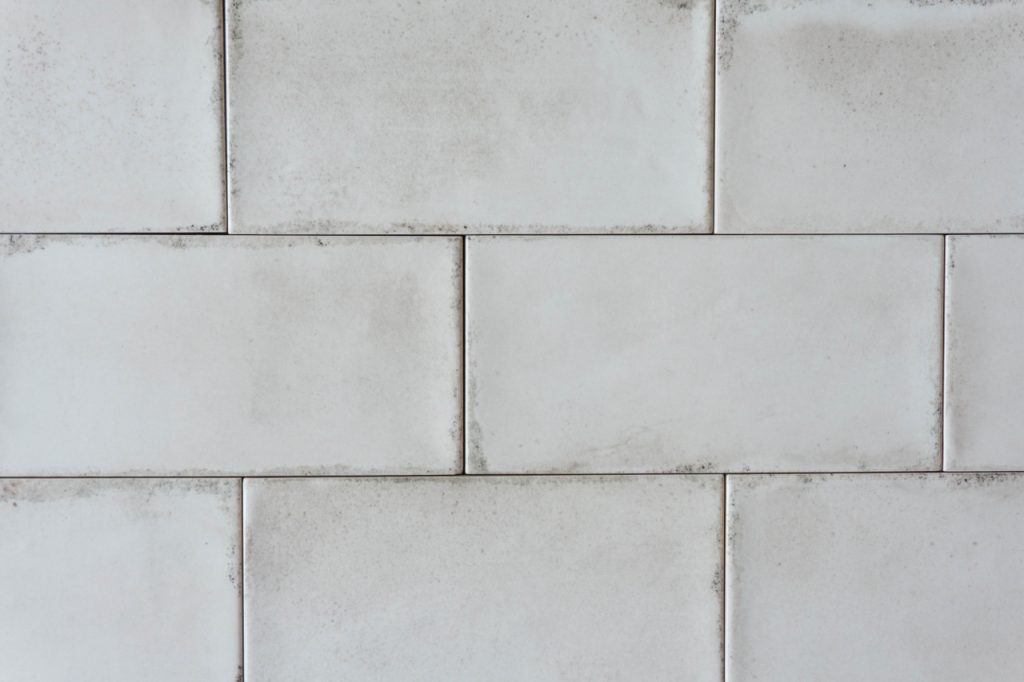 Vintage Fliese beige gewellt 10x20 - dieFliesen.com